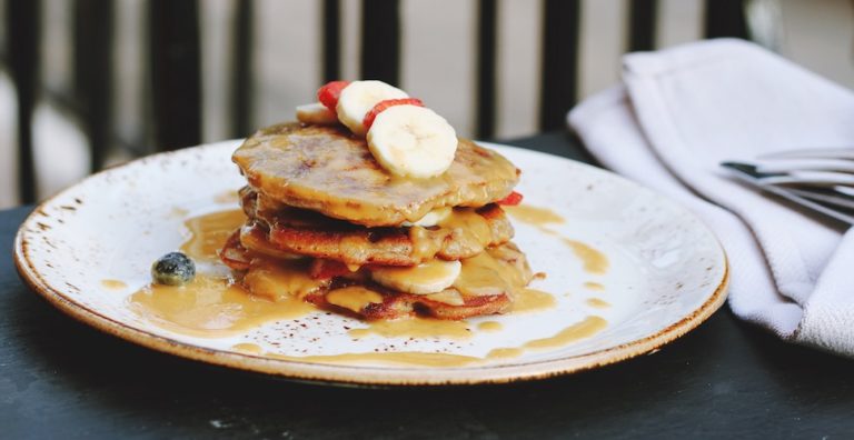 Recept: vegan pancakes met pindakaas drizzle en gekarameliseerde banaan ...