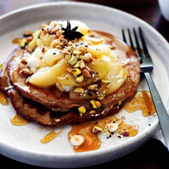 Recept: vegan pancakes met pindakaas drizzle en gekarameliseerde banaan ...